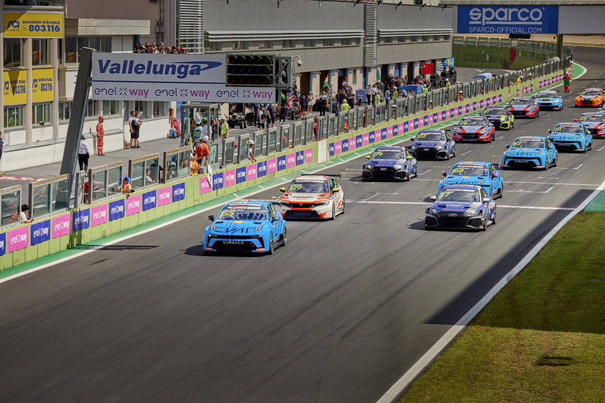 Lynk & Co Cyan Racing defends TCR World Tour lead in chaotic Italian ...