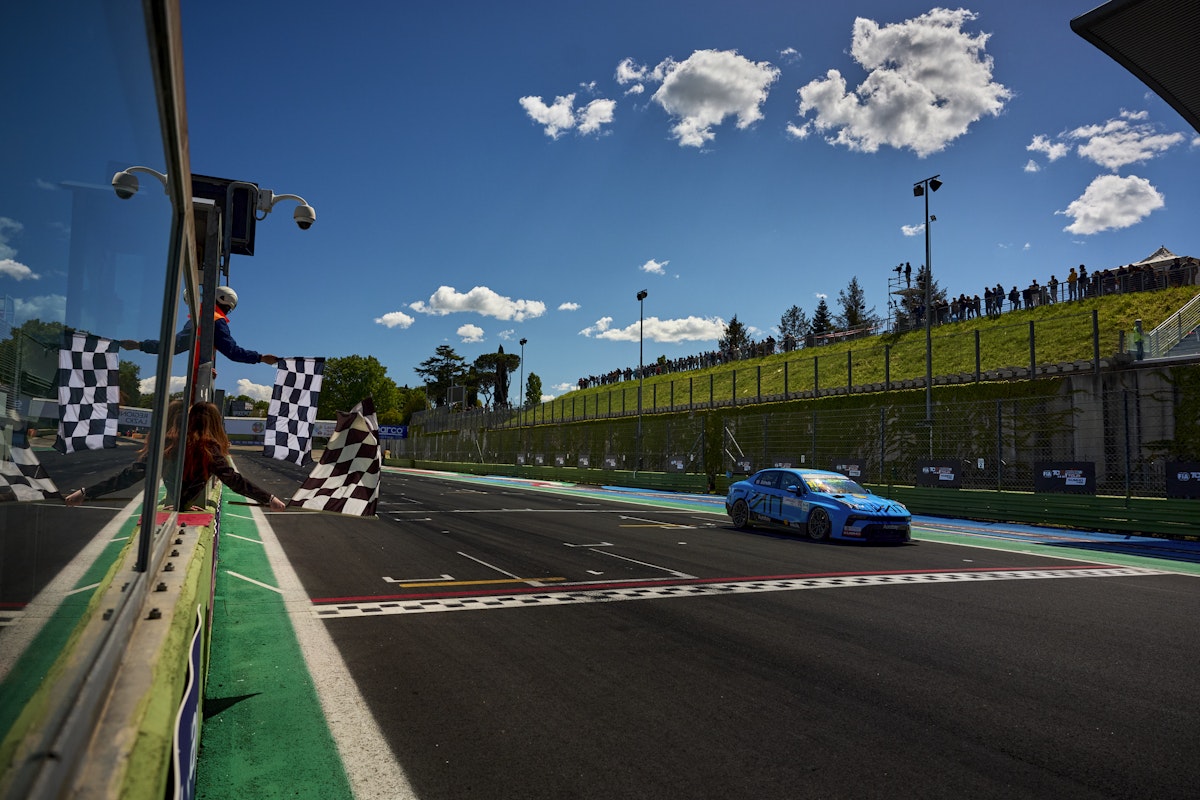 Tough KUMHO FIA TCR World Tour opener brings Lynk & Co Cyan Racing ...